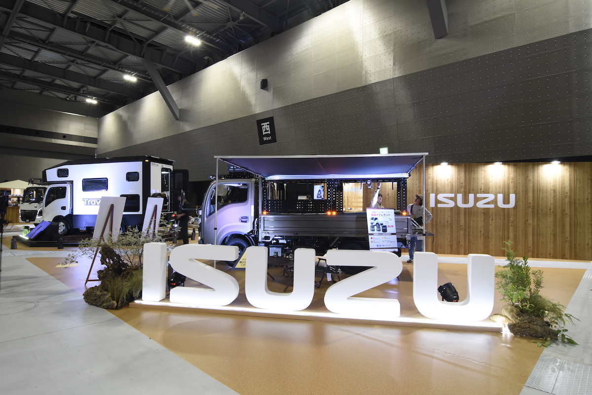 いすゞ自動車による新型キャンピングカーベース車「Travio」がベース！NTBの「KAGAYAKI」＆「EXPEDITION STRIKER」デビュー！｜AUTO CAMPER（オートキャンパー）